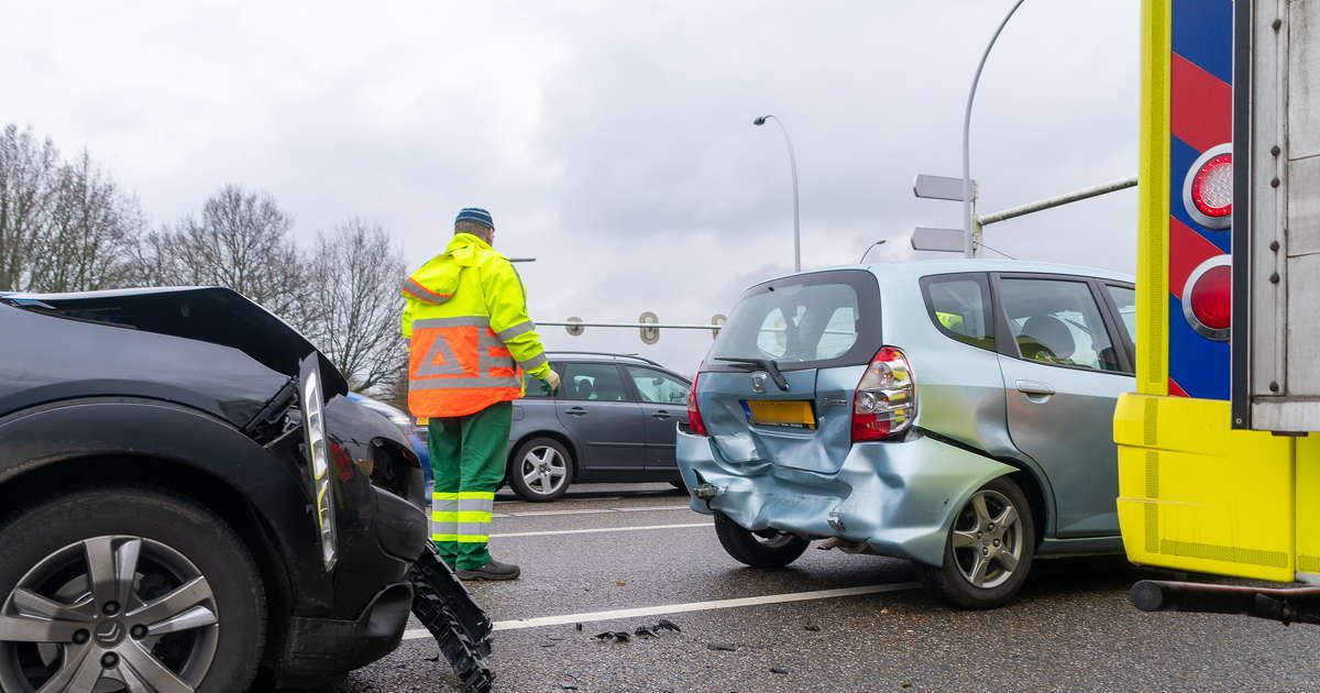 Kop-staartbotsing met drie auto's op IJsselallee - 1Zwolle