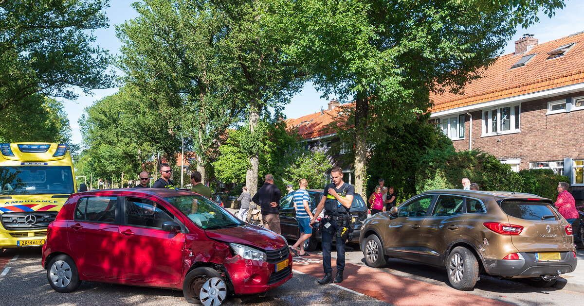Automobiliste raakt macht over stuur kwijt en ramt geparkeerde auto's in Assendorp - 1Zwolle