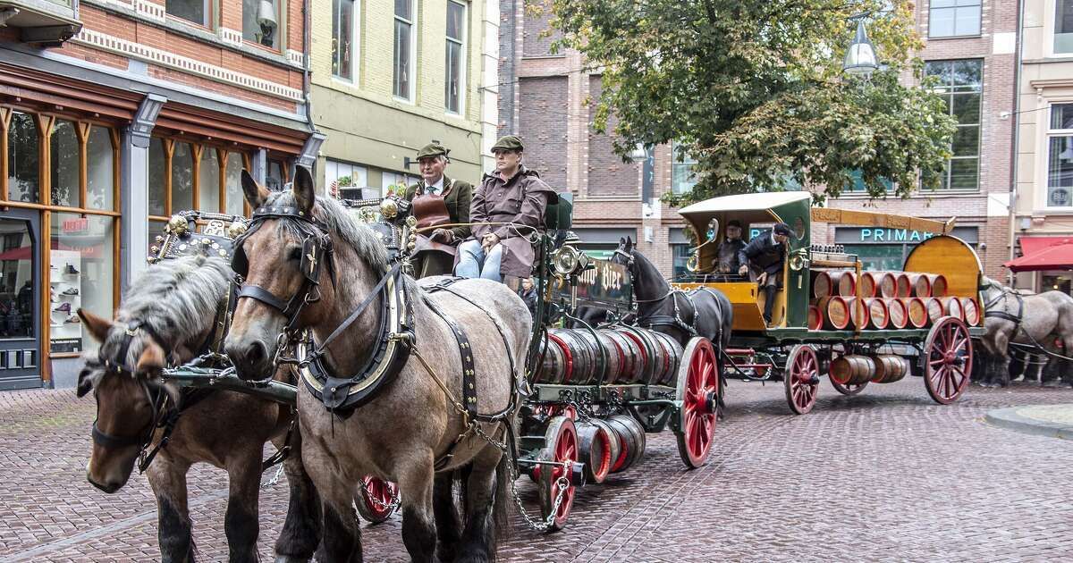 Intocht bokbier in Zwolle met oude tjalk en paard en wagen - 1Zwolle