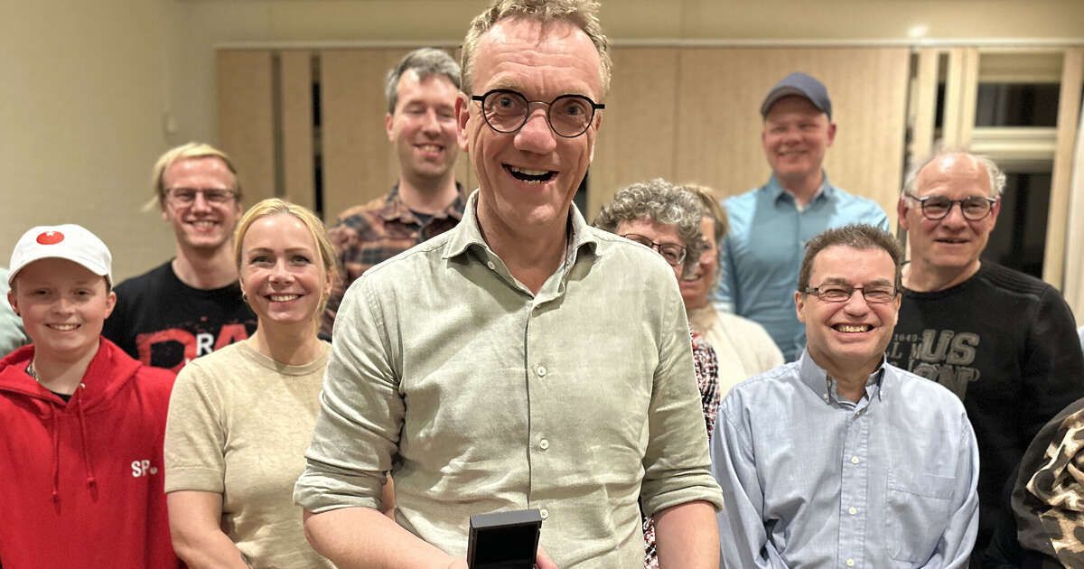 SP Zwolle reikt Zilveren Tomaat uit aan oud-raadslid Bert Sluijer - 1Zwolle