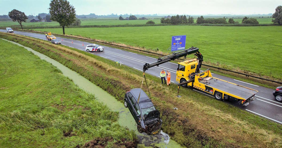 Vrouw verliest macht over stuur en belandt bij Hasselt in sloot - 1Zwolle