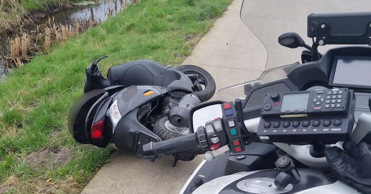 Scooterrijder (20) komt ten val na achtervolging door drie motoragenten ...