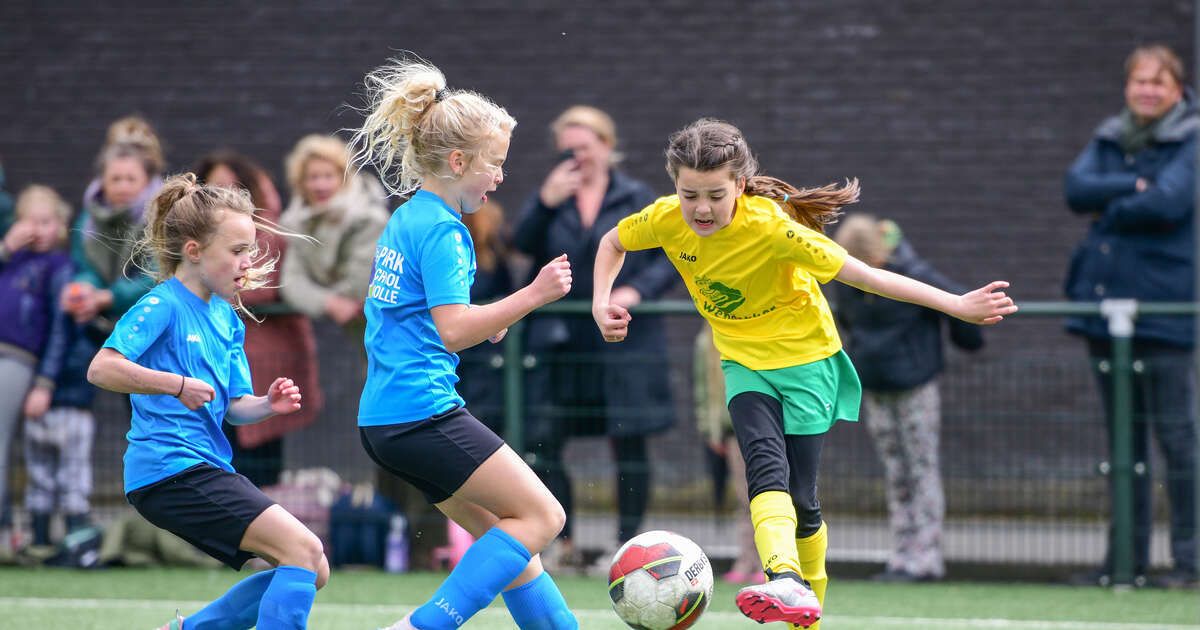 In beeld: Finaledag schoolvoetbal Zwolle - 1Zwolle
