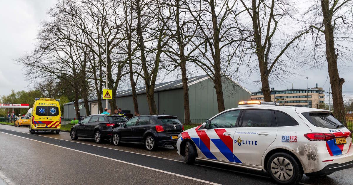 Drie auto's botsen op elkaar in Assendorp - 1Zwolle