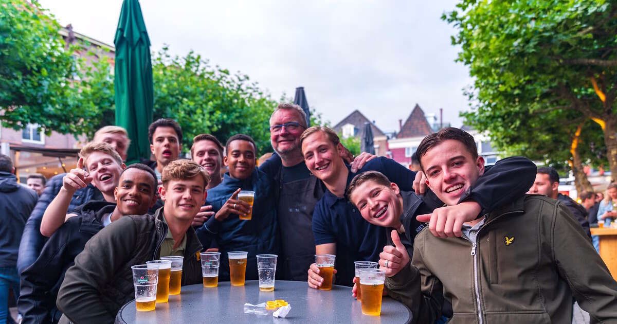 Bierestafette in Zwolle-Zuid: Hoe meer je drinkt, hoe meer geld het ...