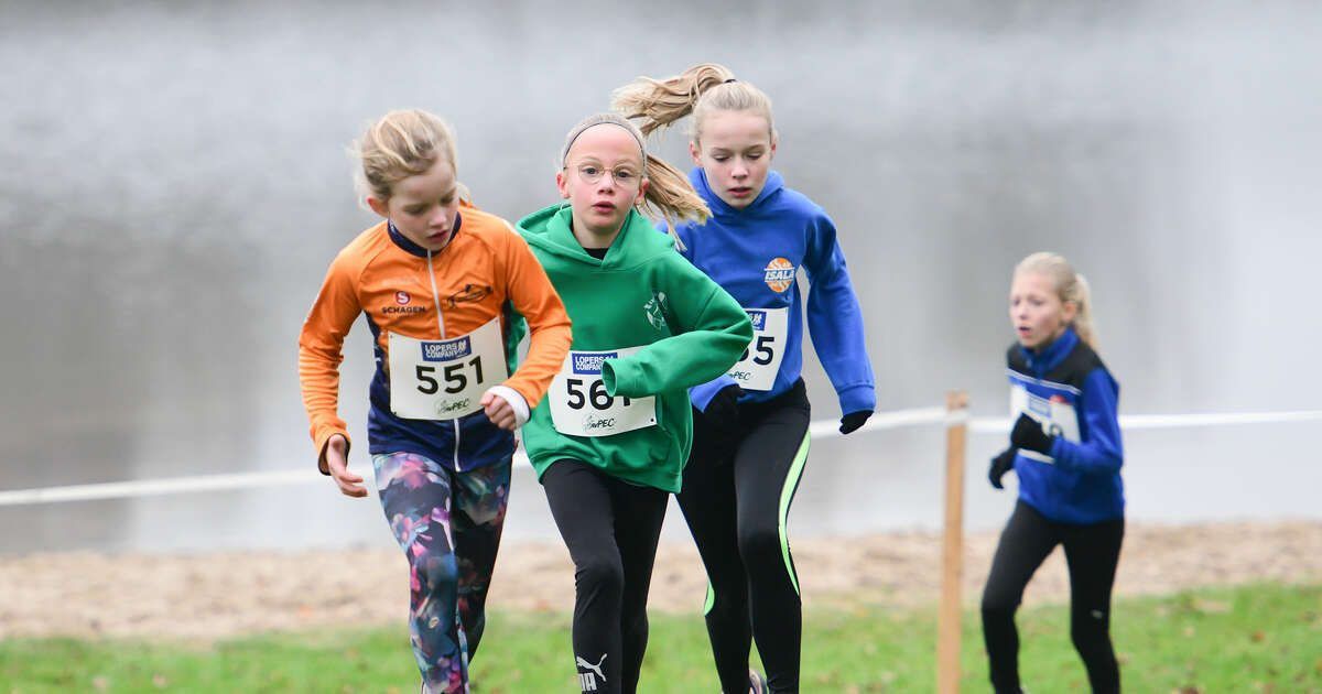 In beeld: Honderden hardlopers rennen over pittig parcours langs ...