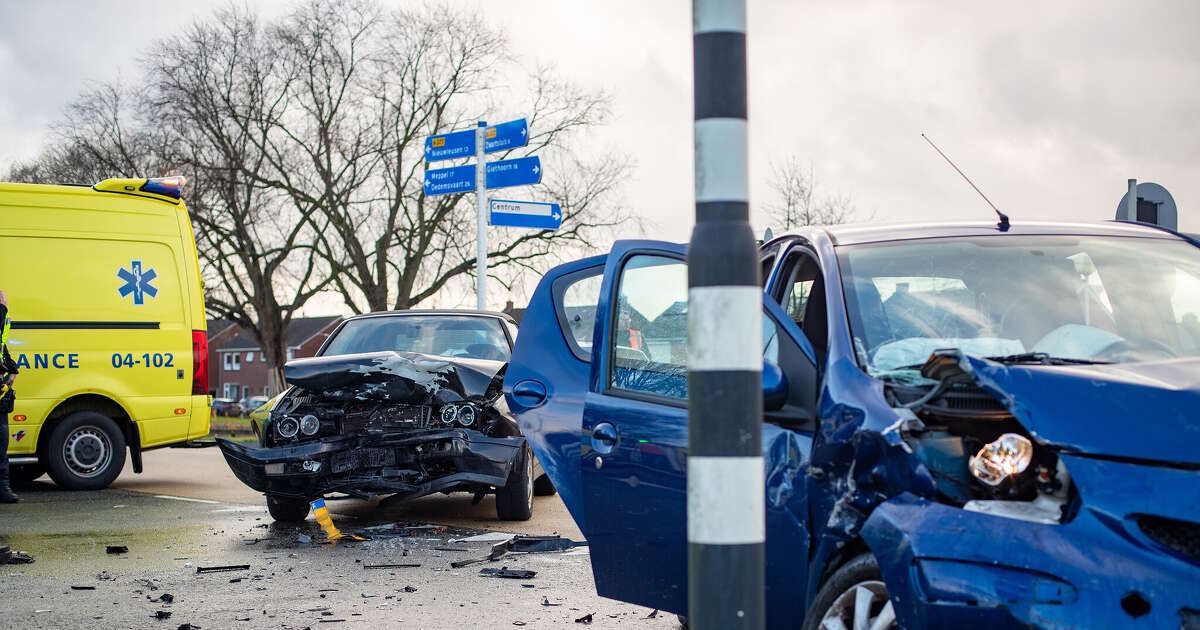 Vier gewonden bij frontale botsing op drukke kruising in Hasselt - 1Zwolle