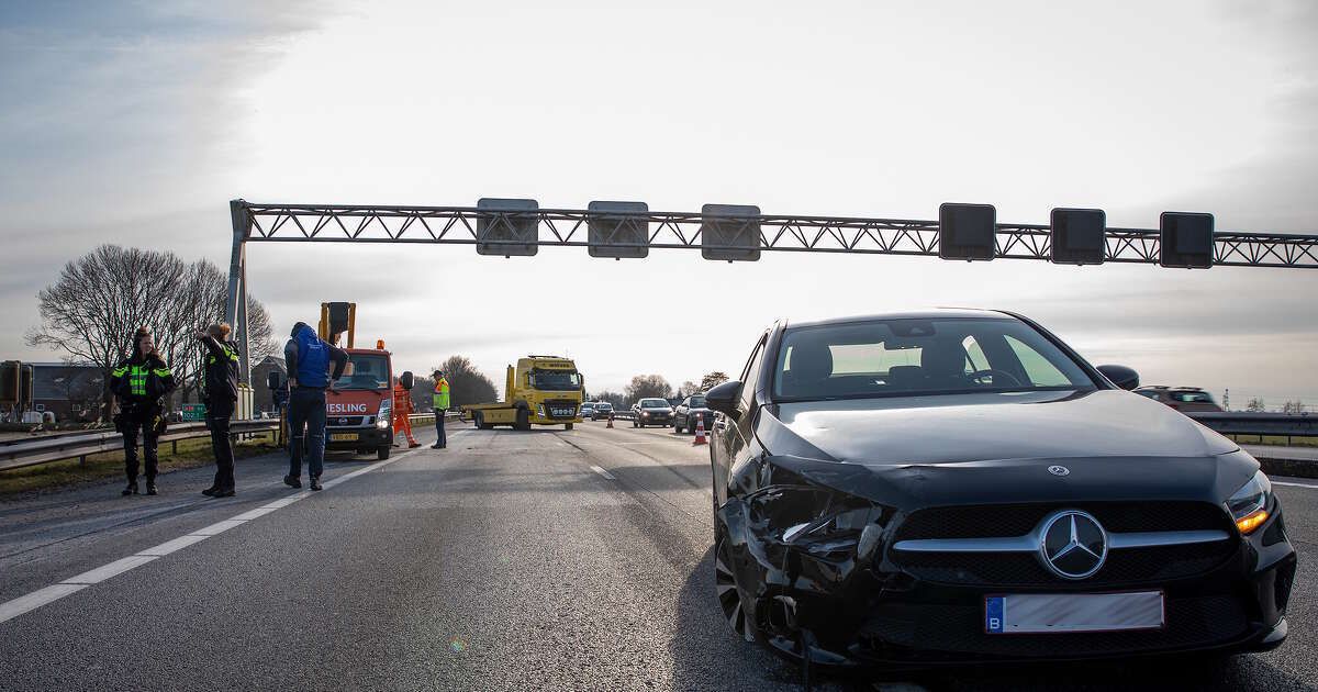 Lange file door ongeval op A28 bij Zwolle - 1Zwolle