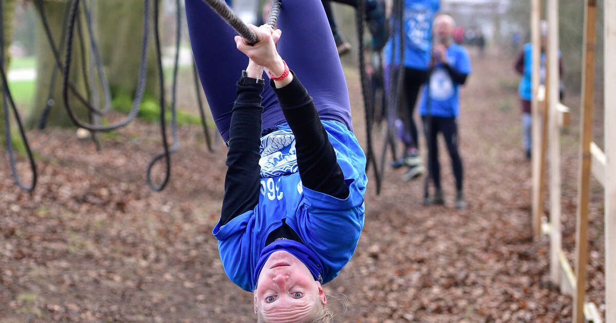 In beeld: Survivalrunners bikkelen op uitdagend parcours van Thorrun ...