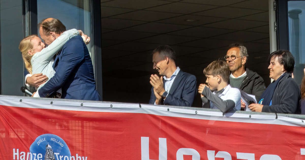 In beeld: Huwelijksaanzoek zet openingsceremonie Hanze Trophy even stil ...