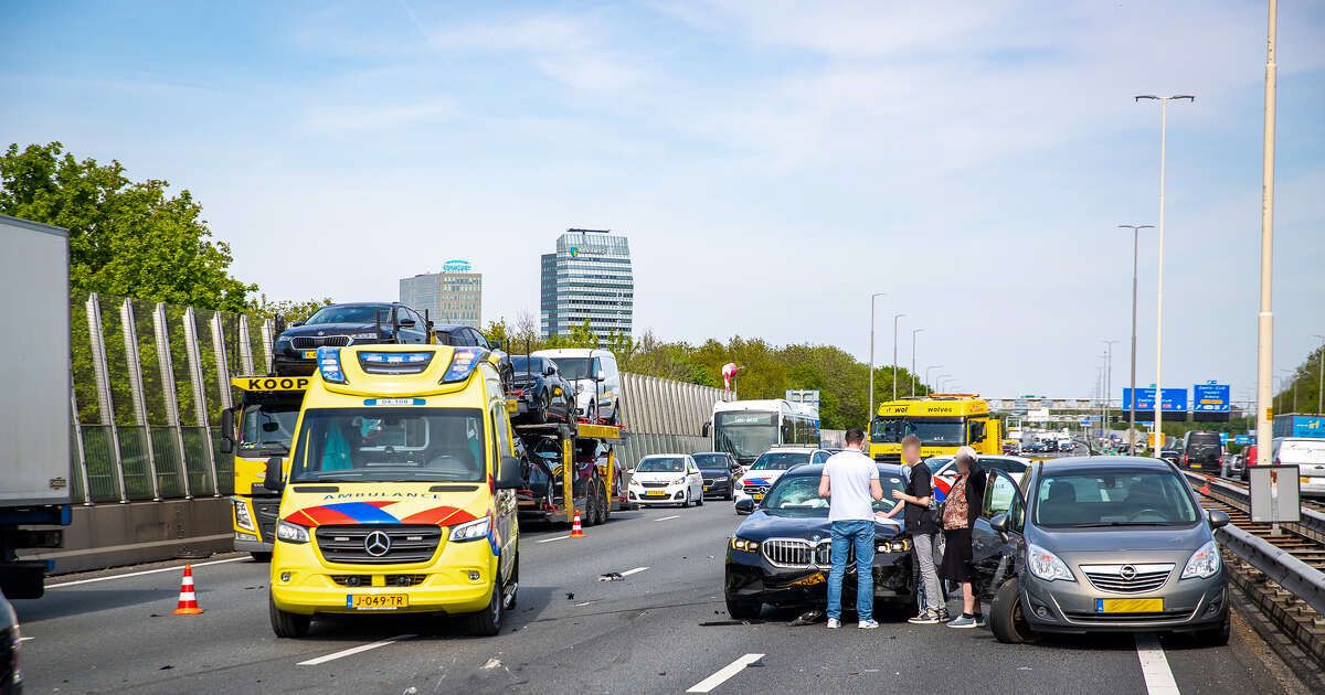 Flinke ravage en files na botsingen op A28 bij Zwolle - 1Zwolle