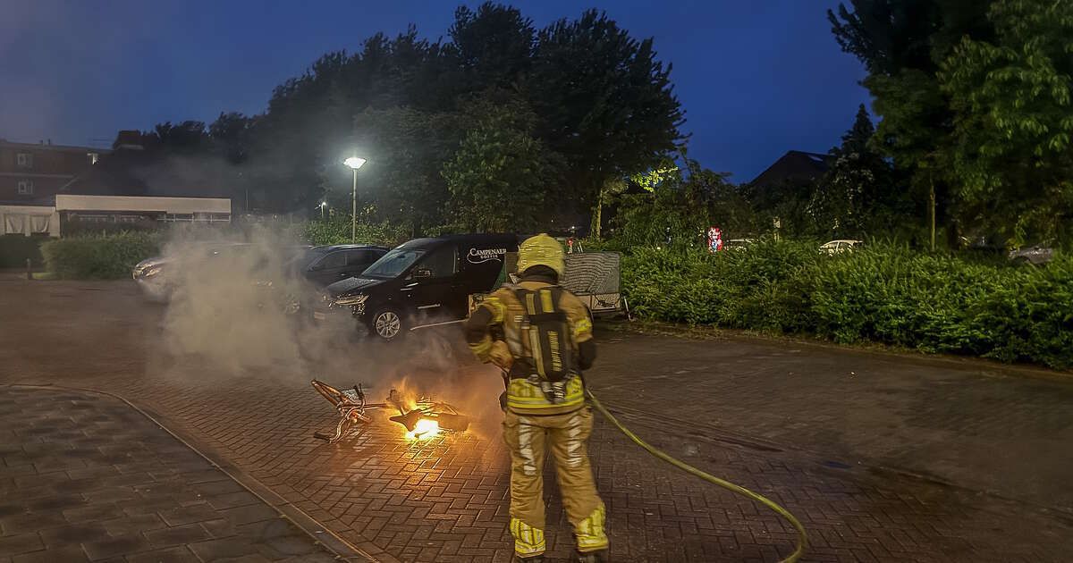 Spartamet vliegt in brand in Kampen, eigenaar ziet net gekochte fiets in rook opgaan - 1Zwolle