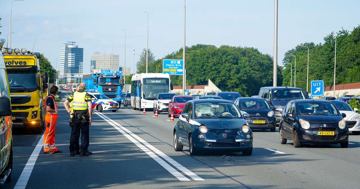 Gewonde bij ongeval met drie auto's op A28 bij Zwolle: flinke file - 1Zwolle