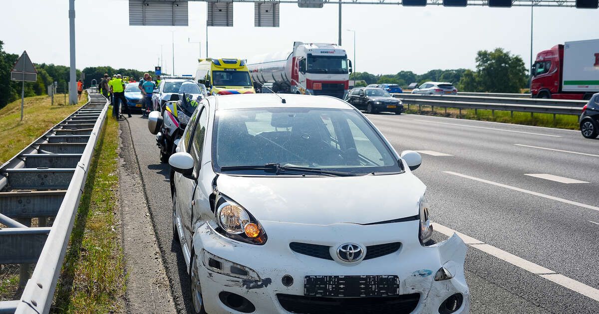 Lange file op A28 bij Zwolle door ongeval met meerdere auto's - 1Zwolle
