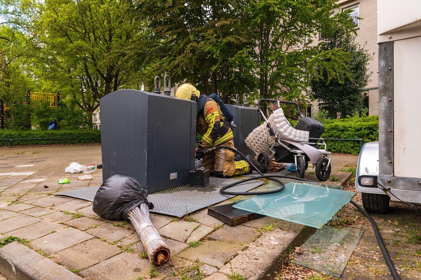 Brandweer worstelt zich door gedumpt afval om brand te blussen in ...