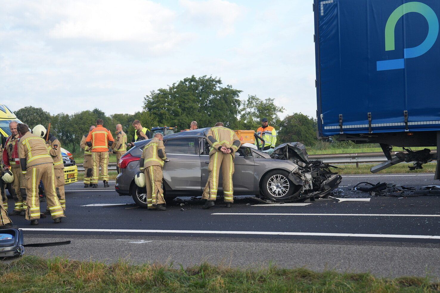 Auto botst achterop vrachtwagen: Zwolse vrouw (40) overleden op A28 in Drenthe - 1Zwolle