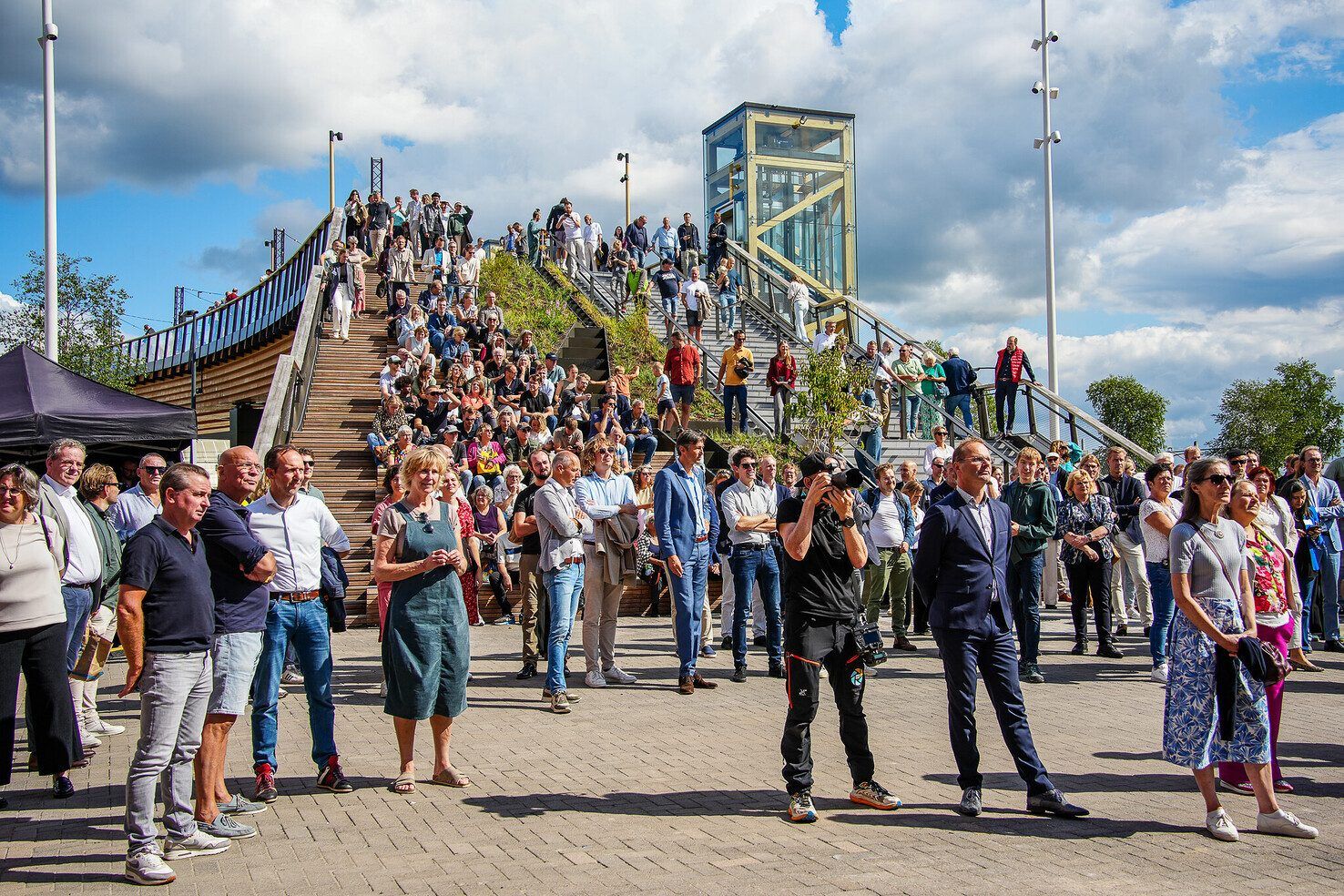 In beeld: Nieuwe houten loopbrug 'Passerelle' bij station Zwolle ...